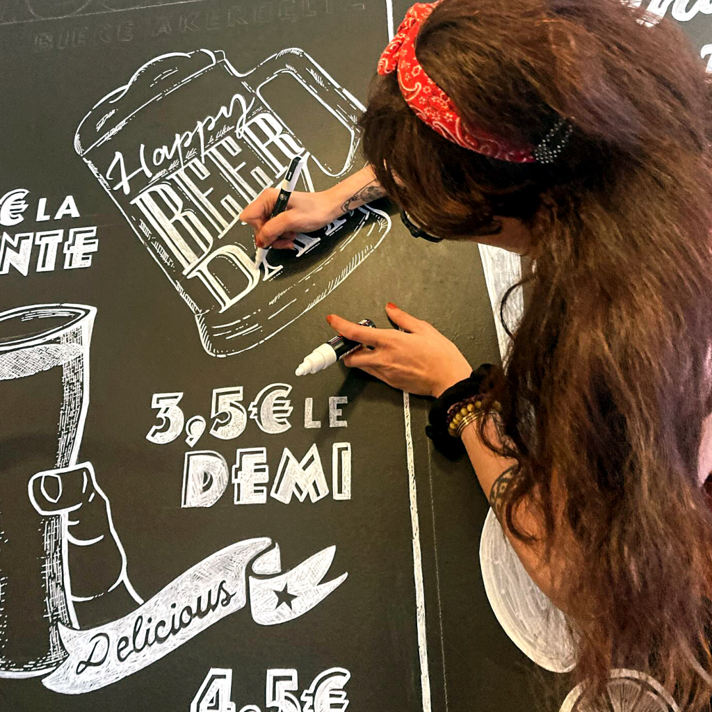 Fresque murale mêlant calligraphie et illustrations - Aïtana Design